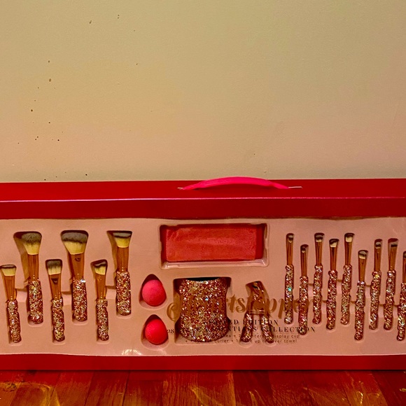 Glitz And Glam 28 Piece Essentials
